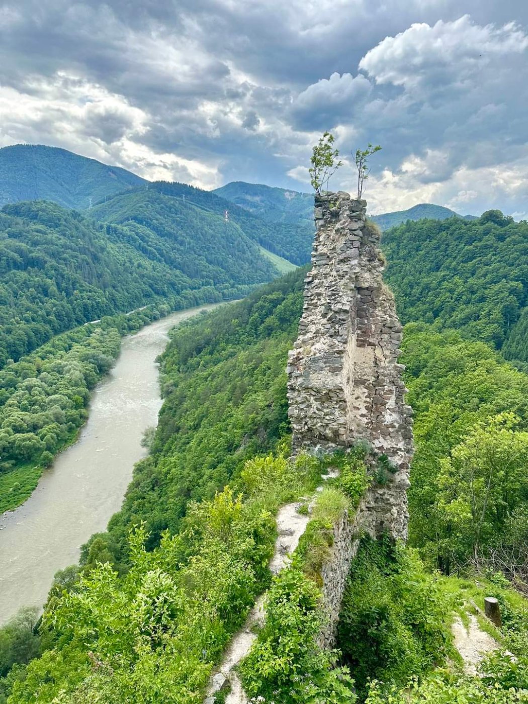 Solve Stary hrad (Starhrad) jigsaw puzzle online with 35 pieces