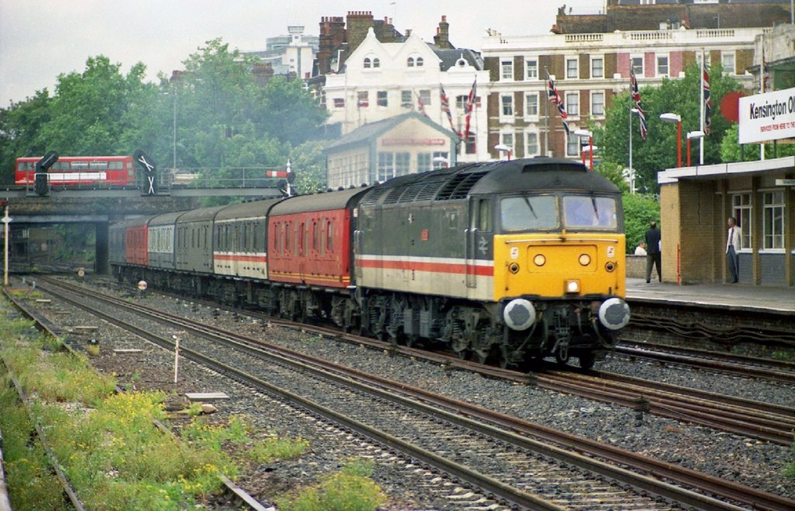 Solve BR Class 47 47626 works a Northbound parcels train through ...