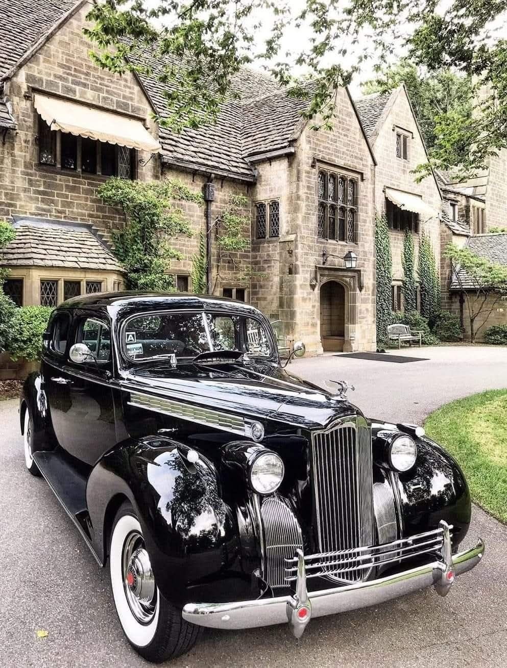 Solve 1940 Packard jigsaw puzzle online with 63 pieces