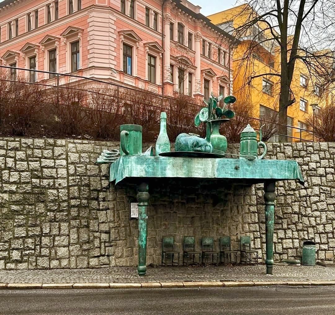Solve Bus stop. jigsaw puzzle online with 64 pieces