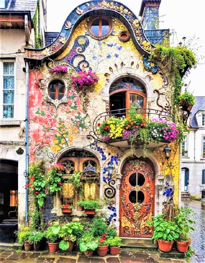 Solve KOOKY HOUSE BARCELONA SPAIN jigsaw puzzle online with 108 pieces