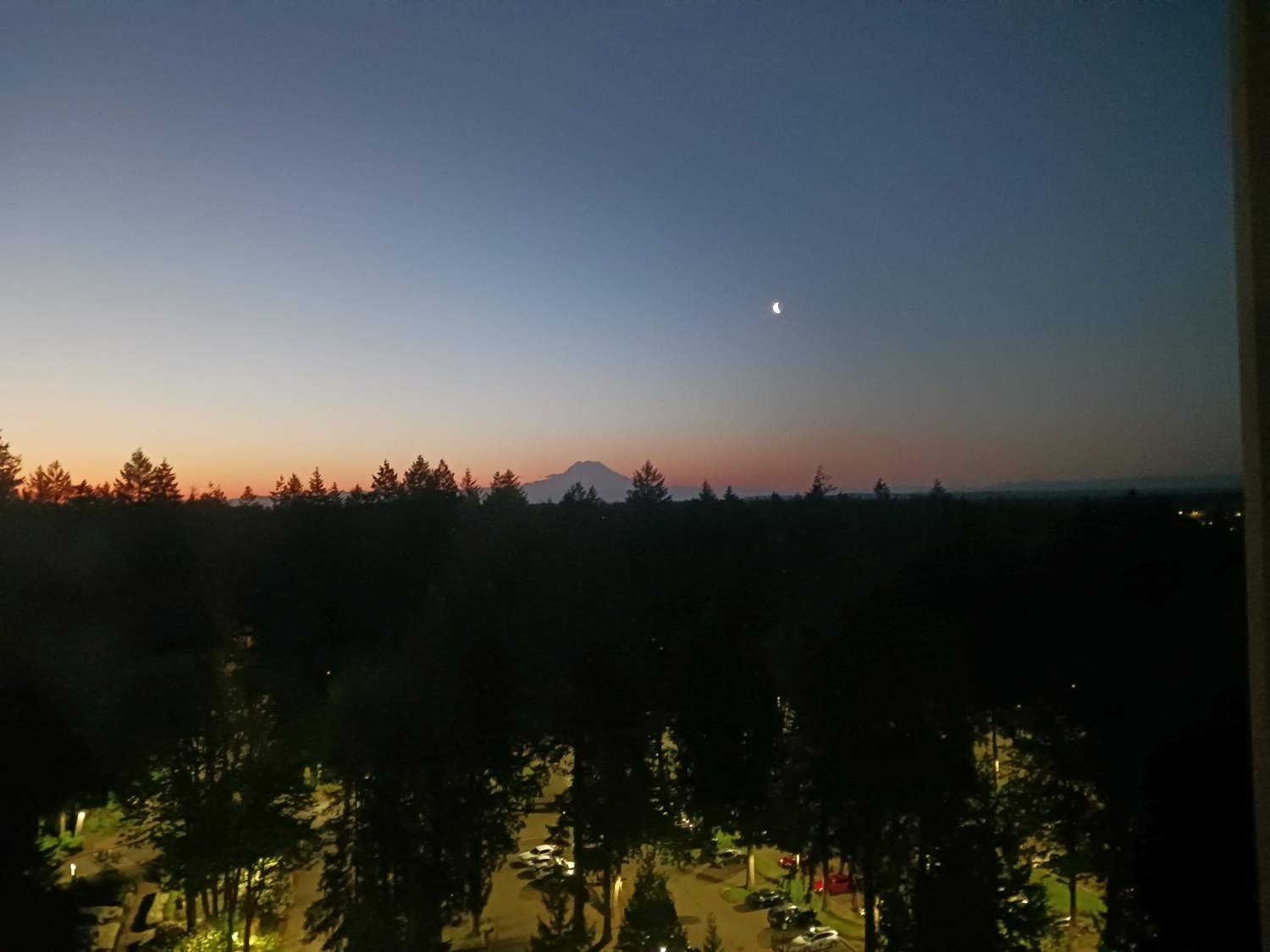 Jigsaw Puzzle | Moon over Mount Rainier | 88 pieces | Jigidi