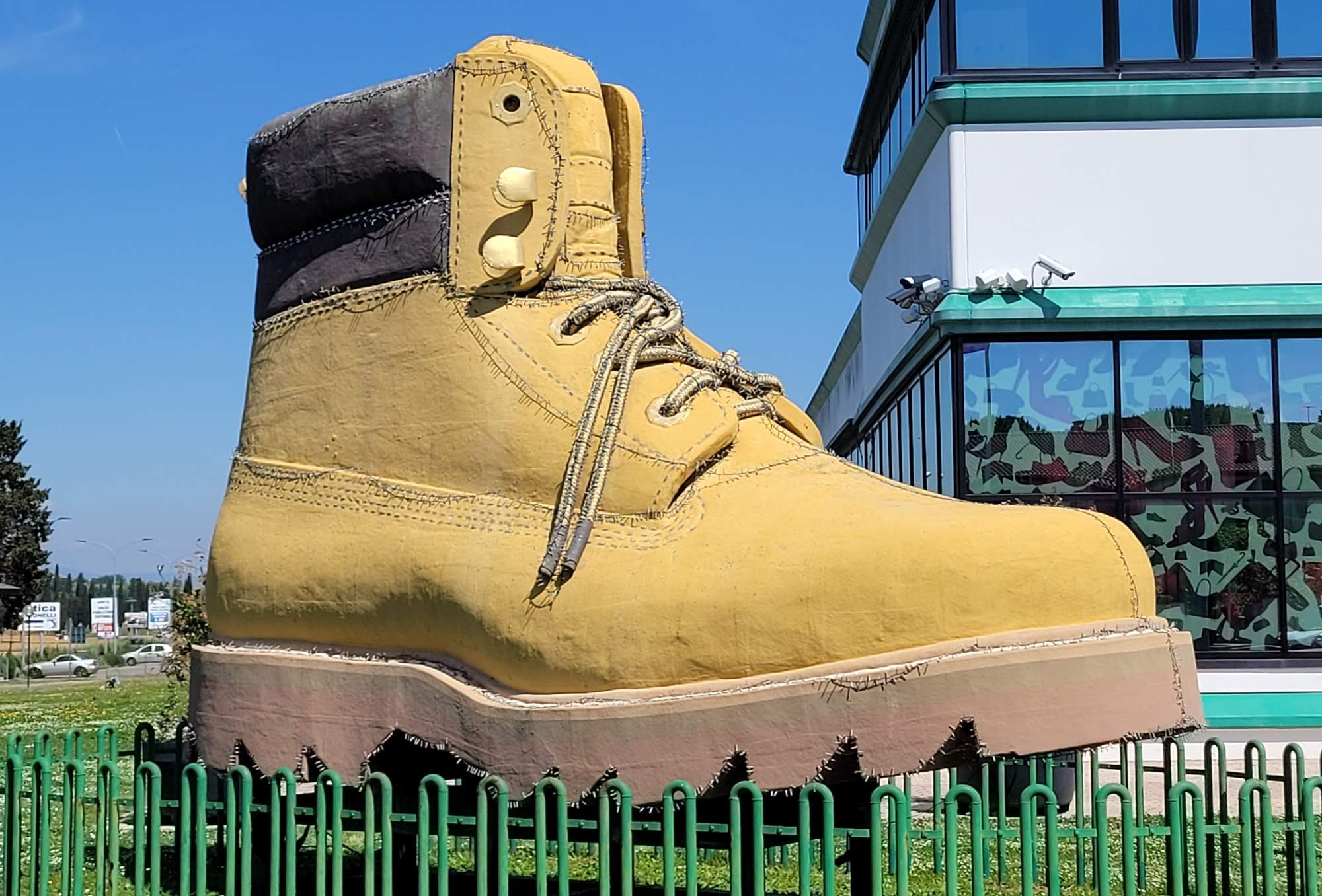 Solve Giant boot jigsaw puzzle online with 294 pieces