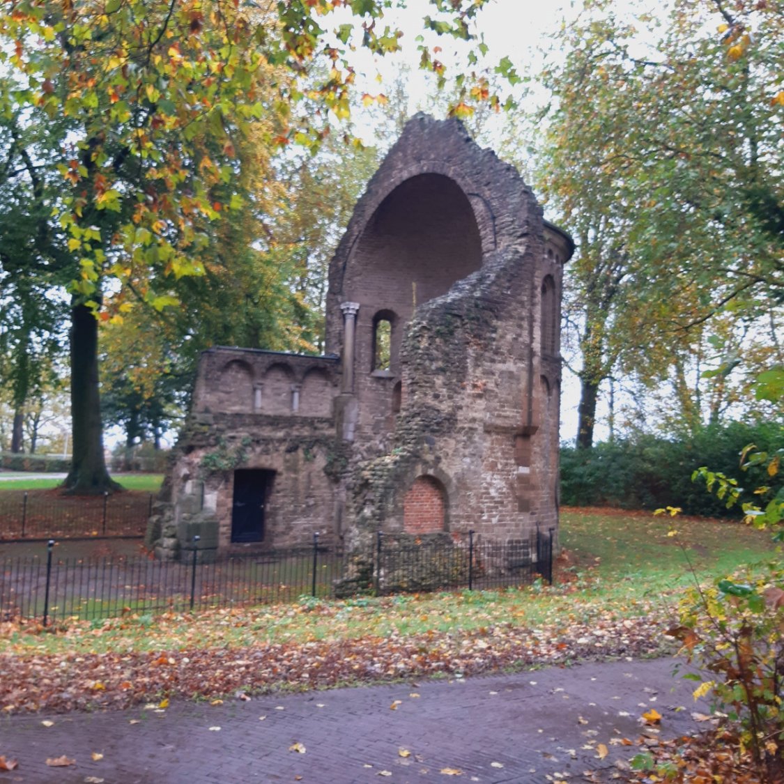 Solve Barbarossa-ruins jigsaw puzzle online with 25 pieces