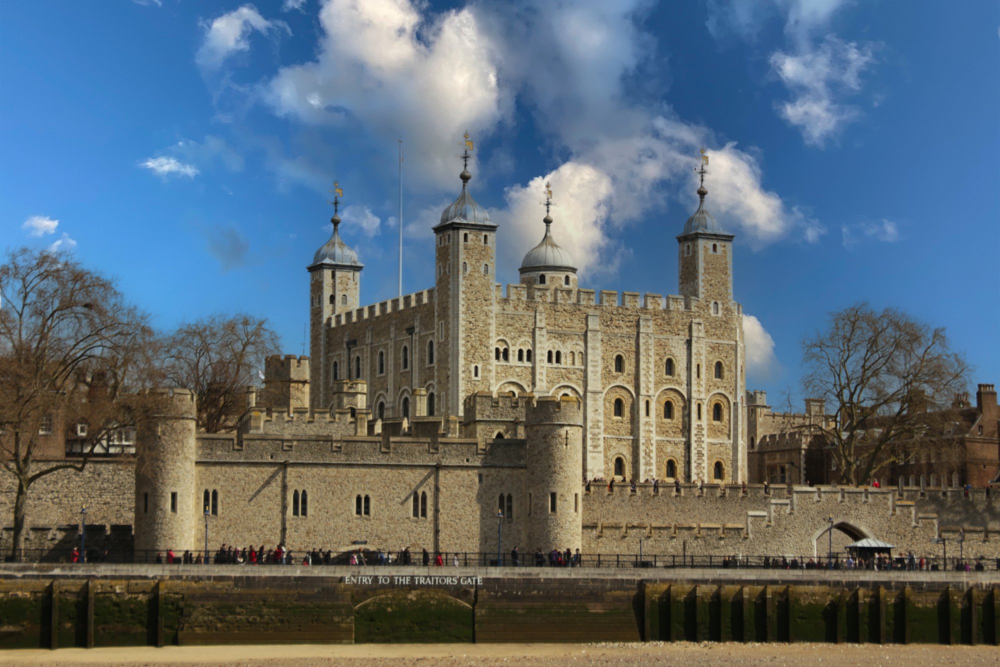 Solve The Tower of London jigsaw puzzle online with 126 pieces