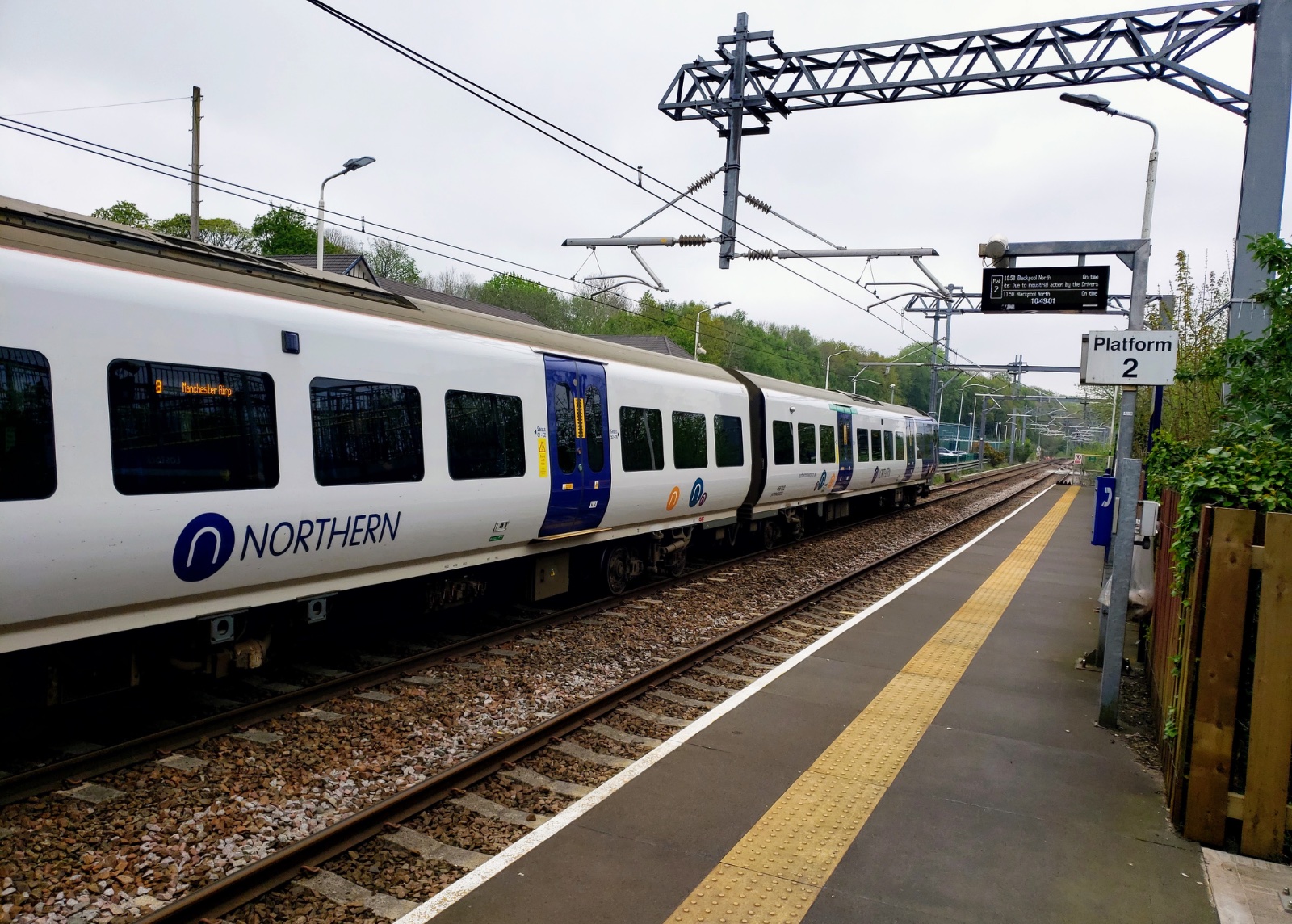 Jigsaw Puzzle | 48 pieces | Train arriving Lostock Railway Station | Jigidi