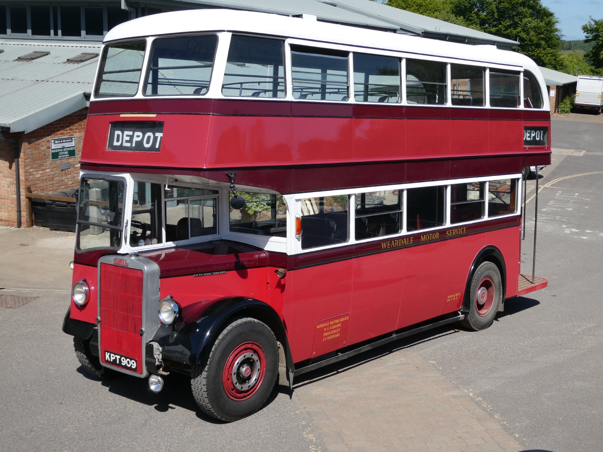 Solve 1948 Leyland Titan Bus jigsaw puzzle online with 204 pieces
