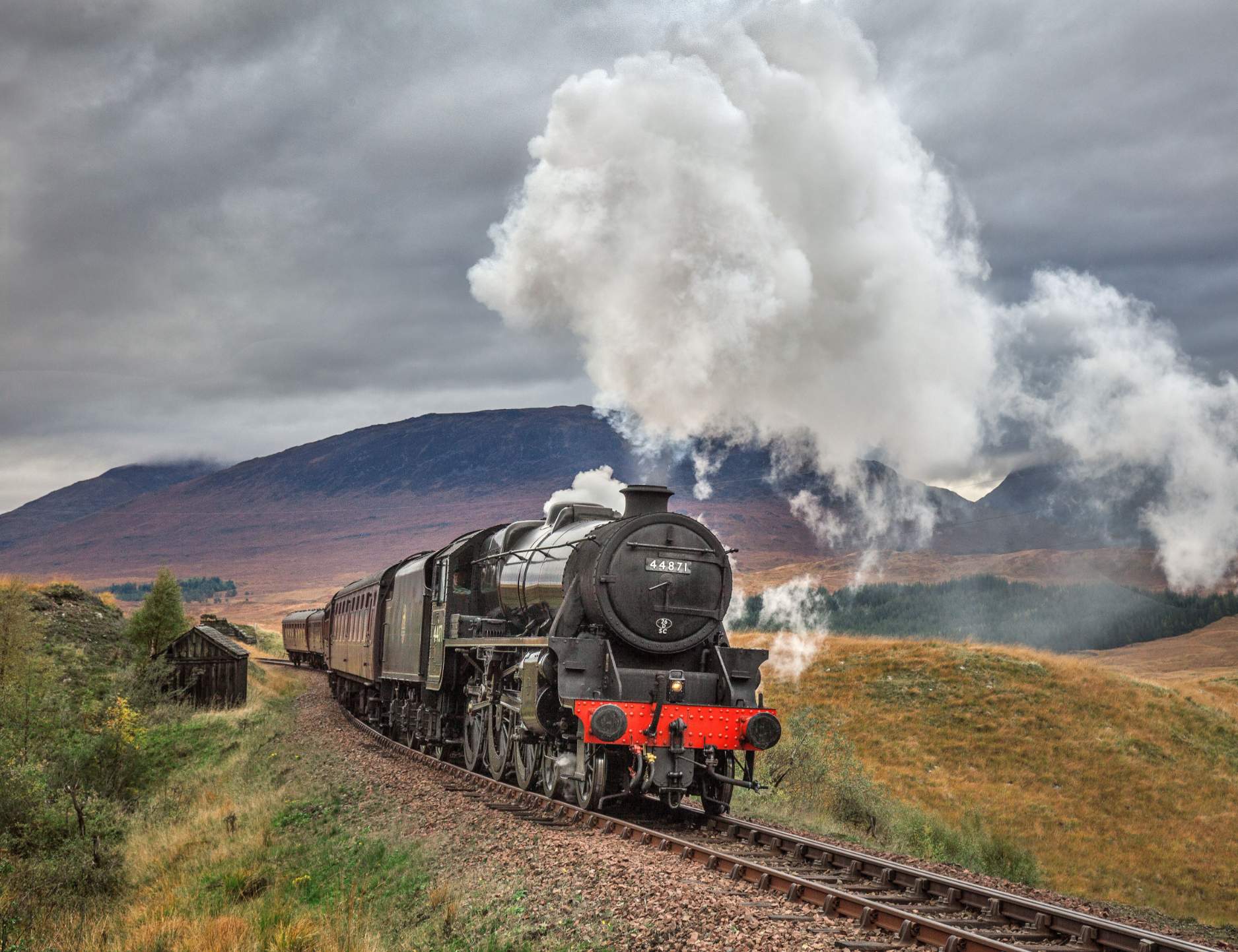 Solve LMS Stanier Class 5 4-6-0 44871 working 'The Jacobite'. jigsaw ...