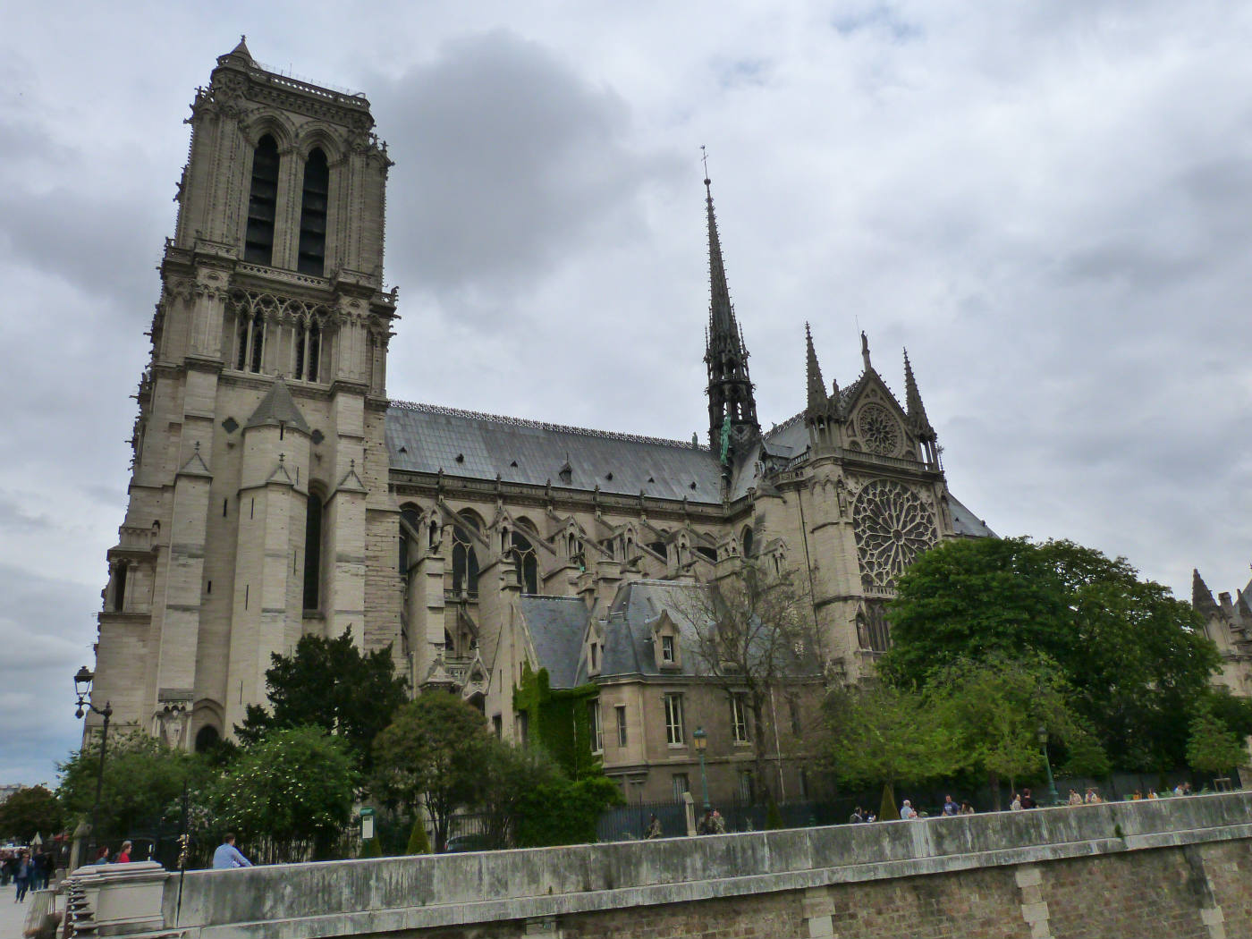 Solve Notre Dame Cathedral, Paris jigsaw puzzle online with 154 pieces