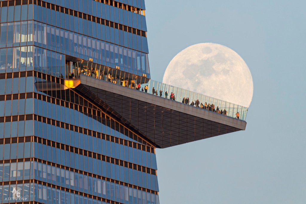 Solve Moon over Manhattan jigsaw puzzle online with 77 pieces