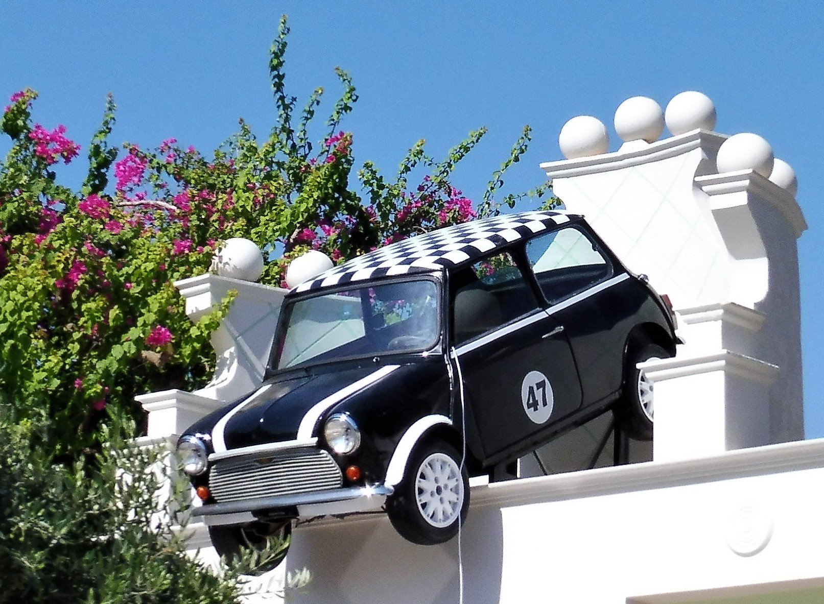 Solve car in Greece jigsaw puzzle online with 140 pieces