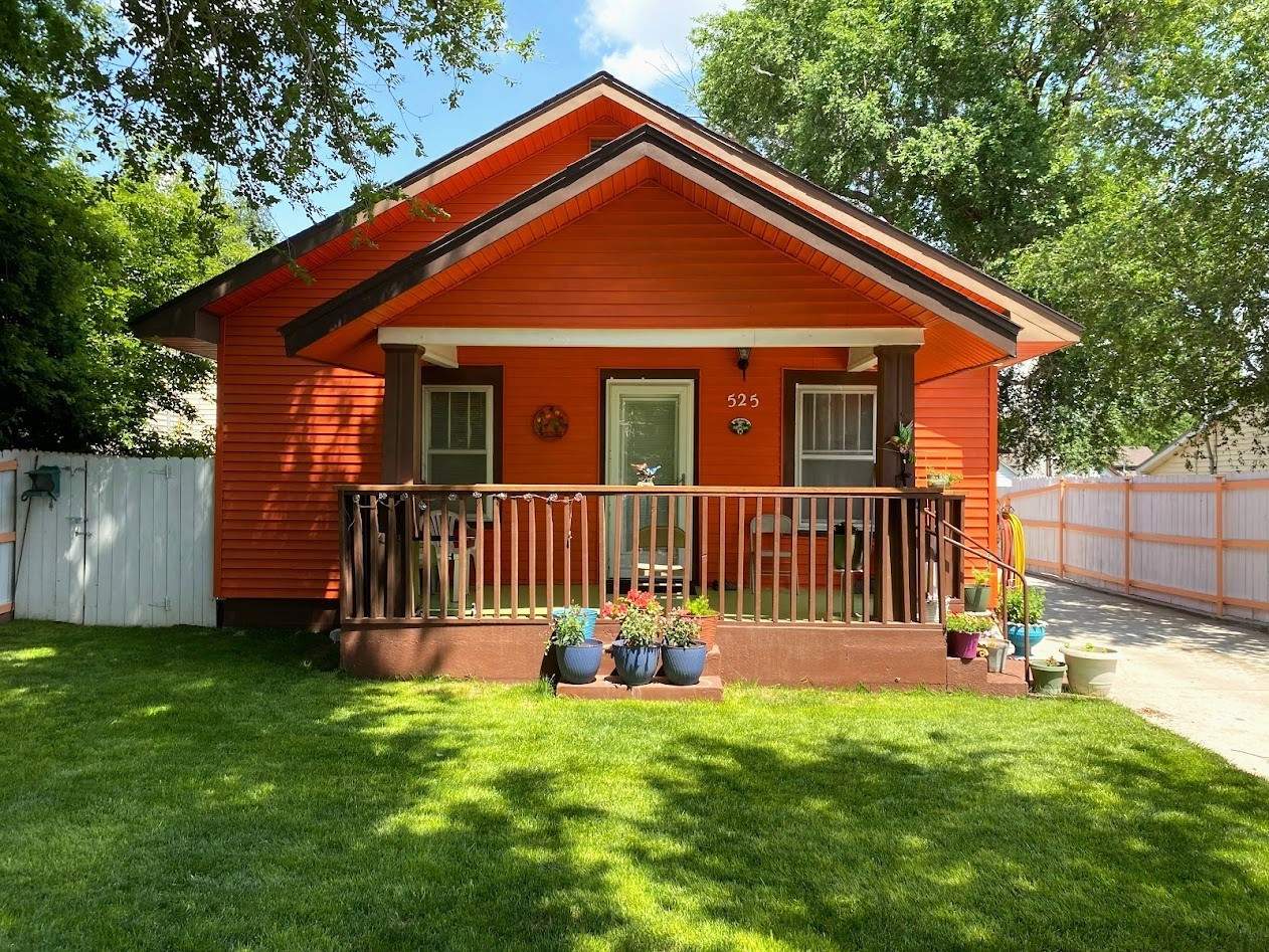 Solve Neat little orange house jigsaw puzzle online with 35 pieces