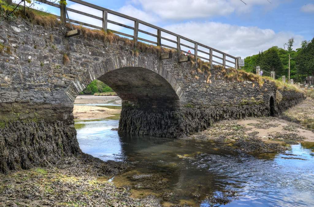 Solve bridge with fence jigsaw puzzle online with 54 pieces