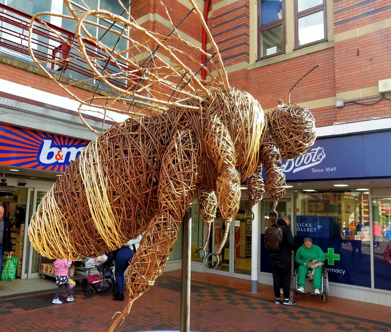 Solve Wicker Woven Bee Statue jigsaw puzzle online with 30 pieces