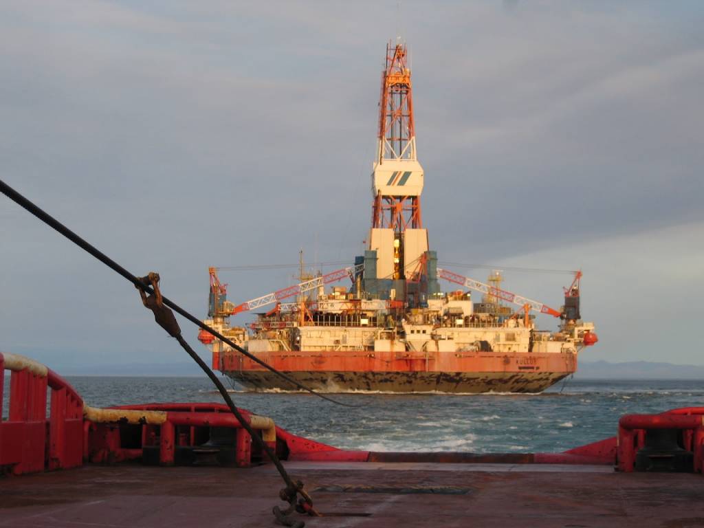 Solve Kulluk rig under tow (not my favourite job)!! jigsaw puzzle ...