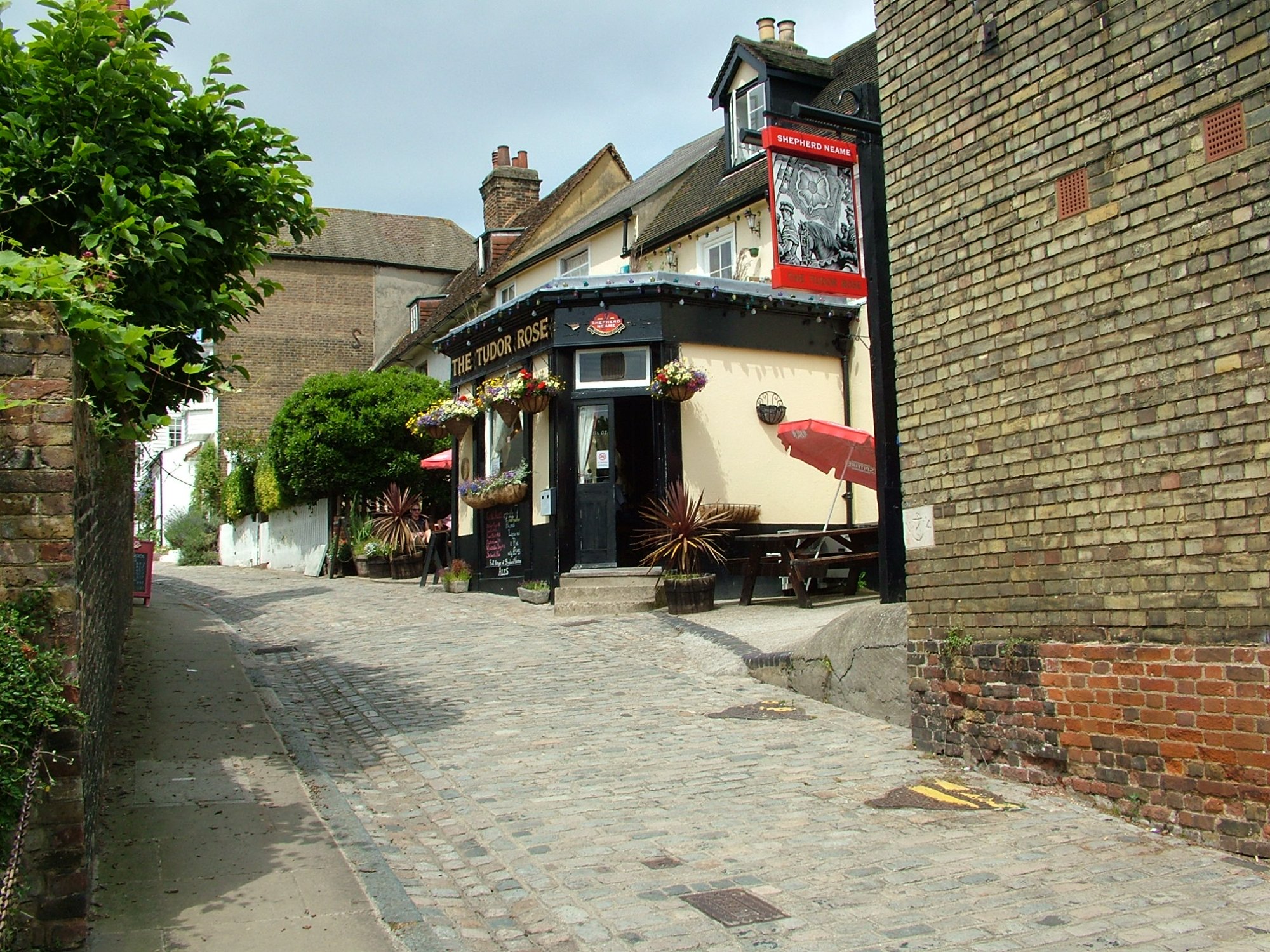 Solve The Tudor Rose , Upnor Village jigsaw puzzle online with 130 pieces