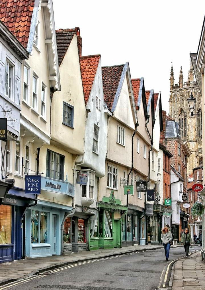 Solve Low Petergate, York, England jigsaw puzzle online with 70 pieces
