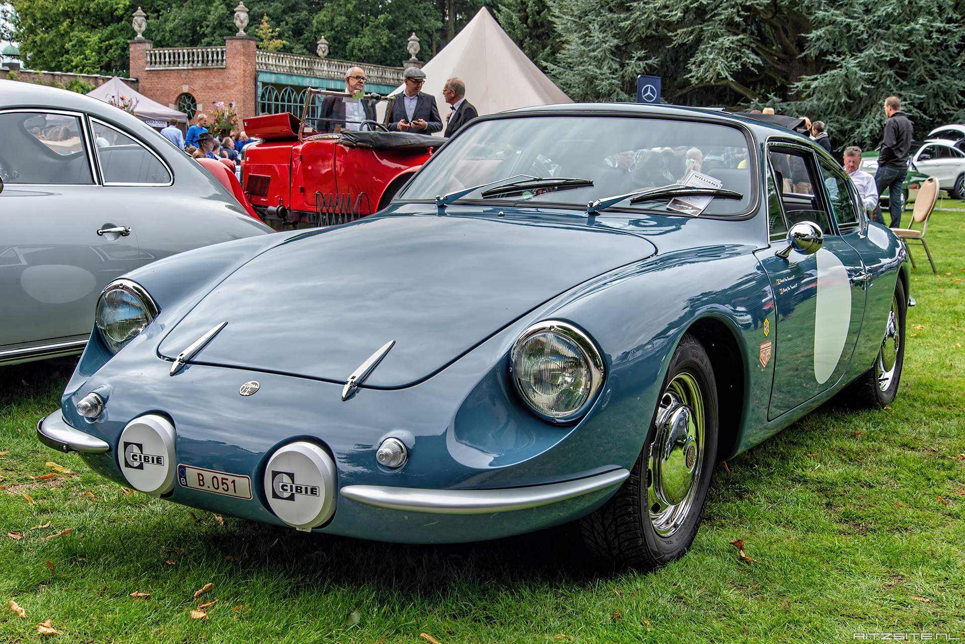 Solve Apal Coupé - 1961 jigsaw puzzle online with 216 pieces