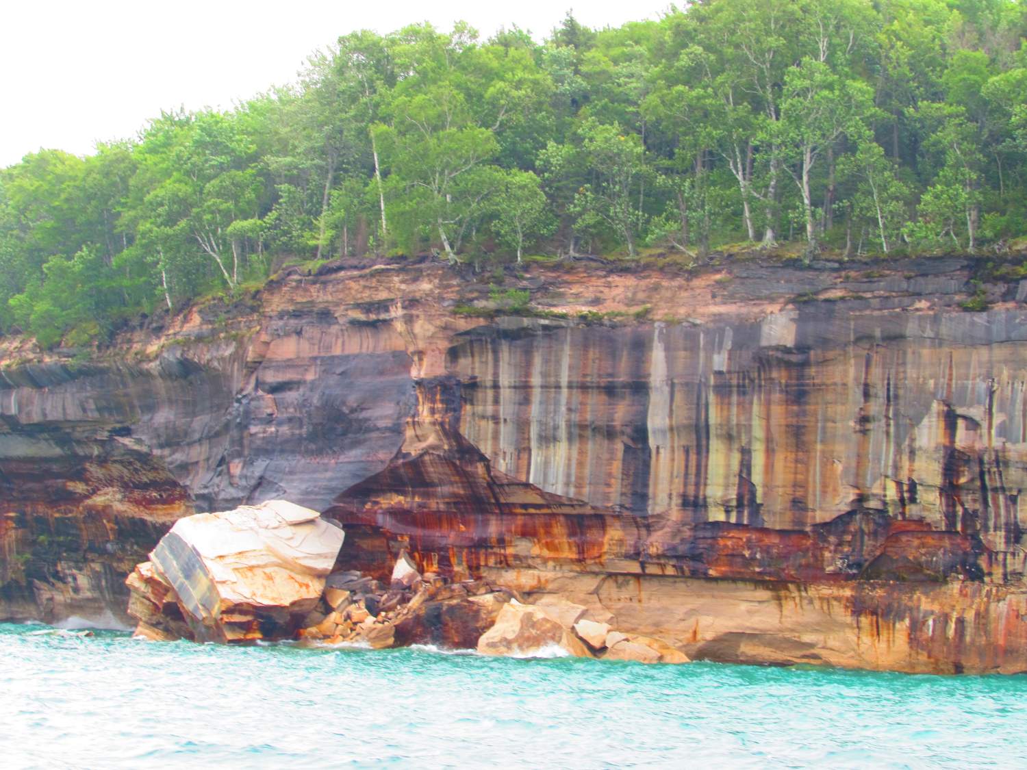 Solve Pictured Rocks on Lake Superior jigsaw puzzle online with 80 pieces