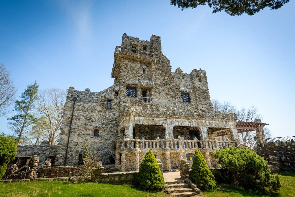 Solve GILLETTE CASTLE jigsaw puzzle online with 40 pieces