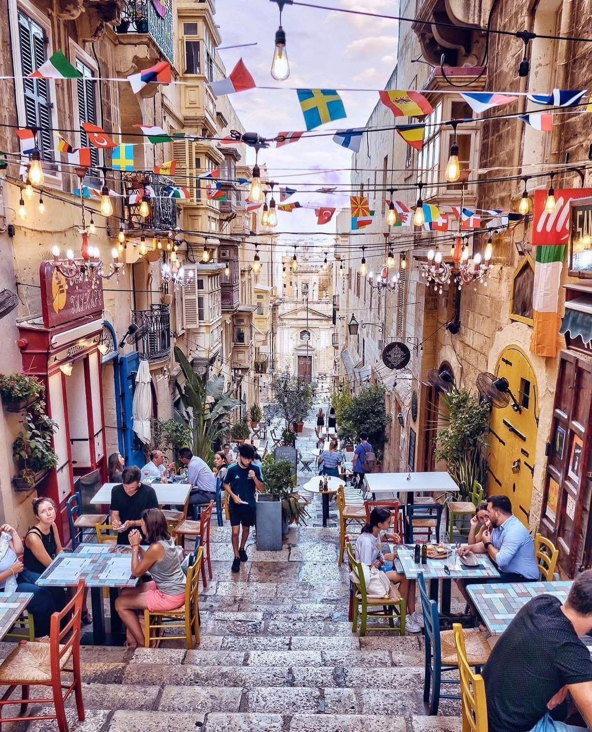 Solve Valletta, Malta 🇲🇹 jigsaw puzzle online with 99 pieces