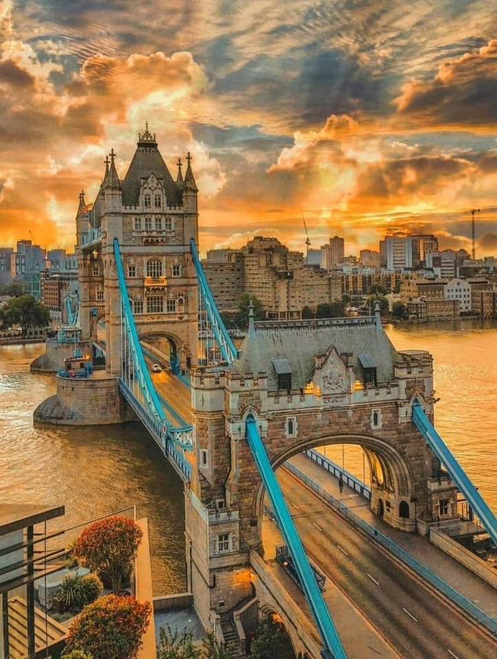 Solve Tower bridge jigsaw puzzle online with 35 pieces