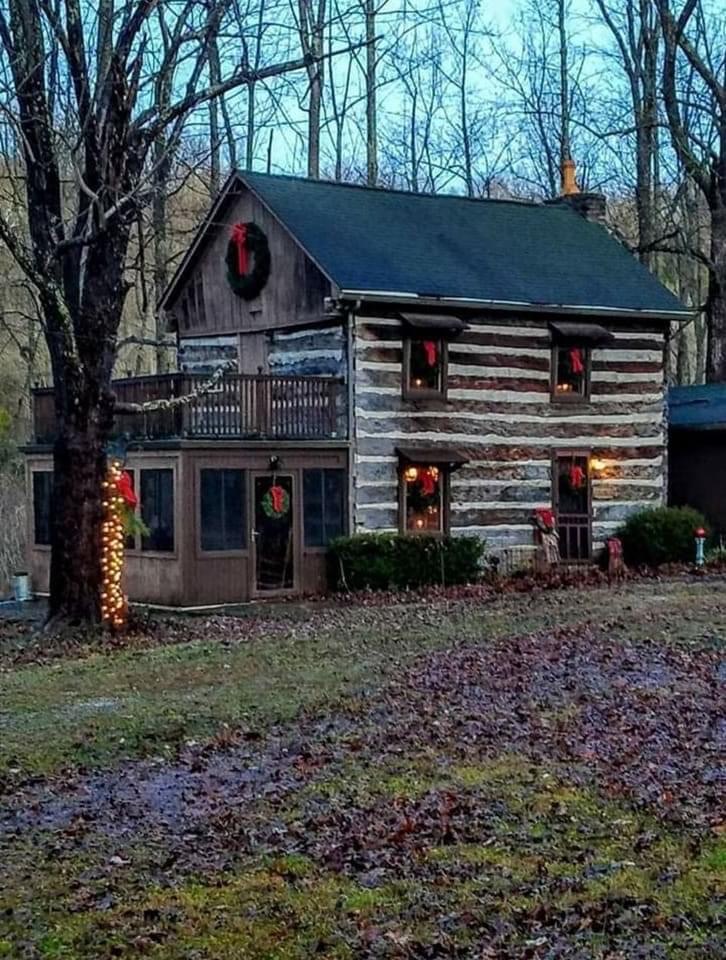 Solve Log Cabin jigsaw puzzle online with 192 pieces