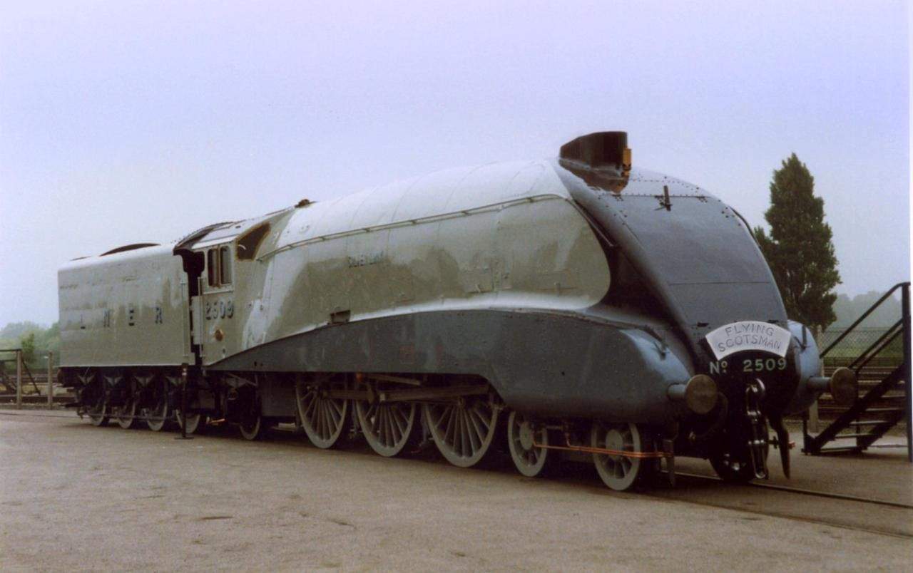 Solve LNER Class A4 4-6-2 2509 Silver Link. jigsaw puzzle online with ...