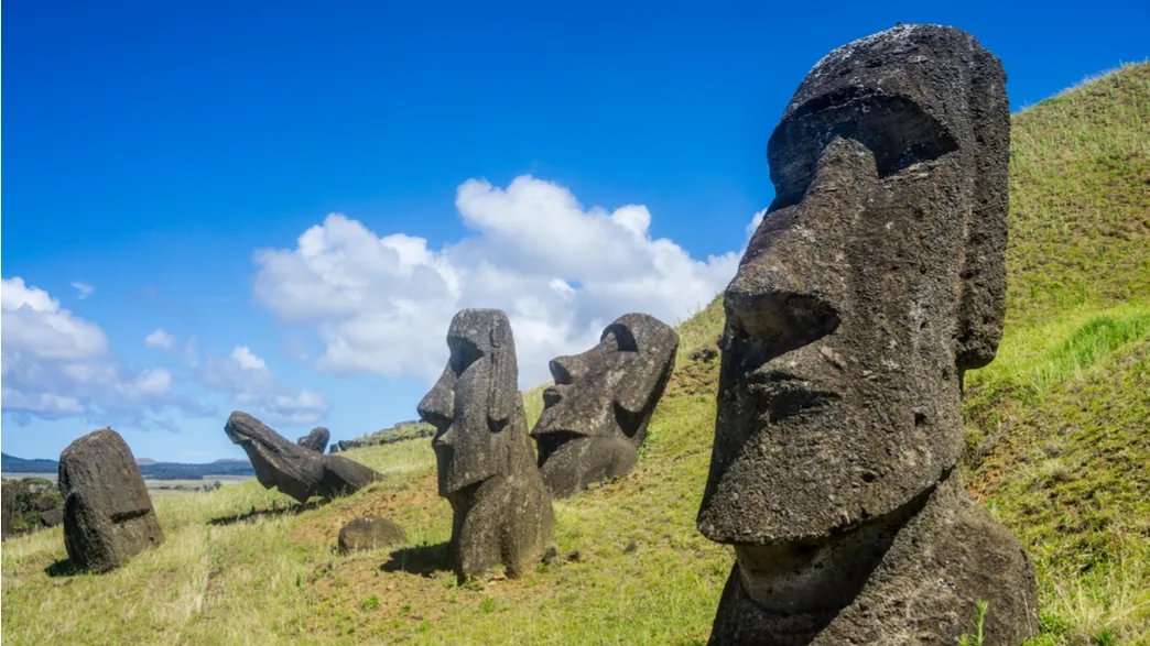 Solve famous-moai-stone-statues jigsaw puzzle online with 84 pieces