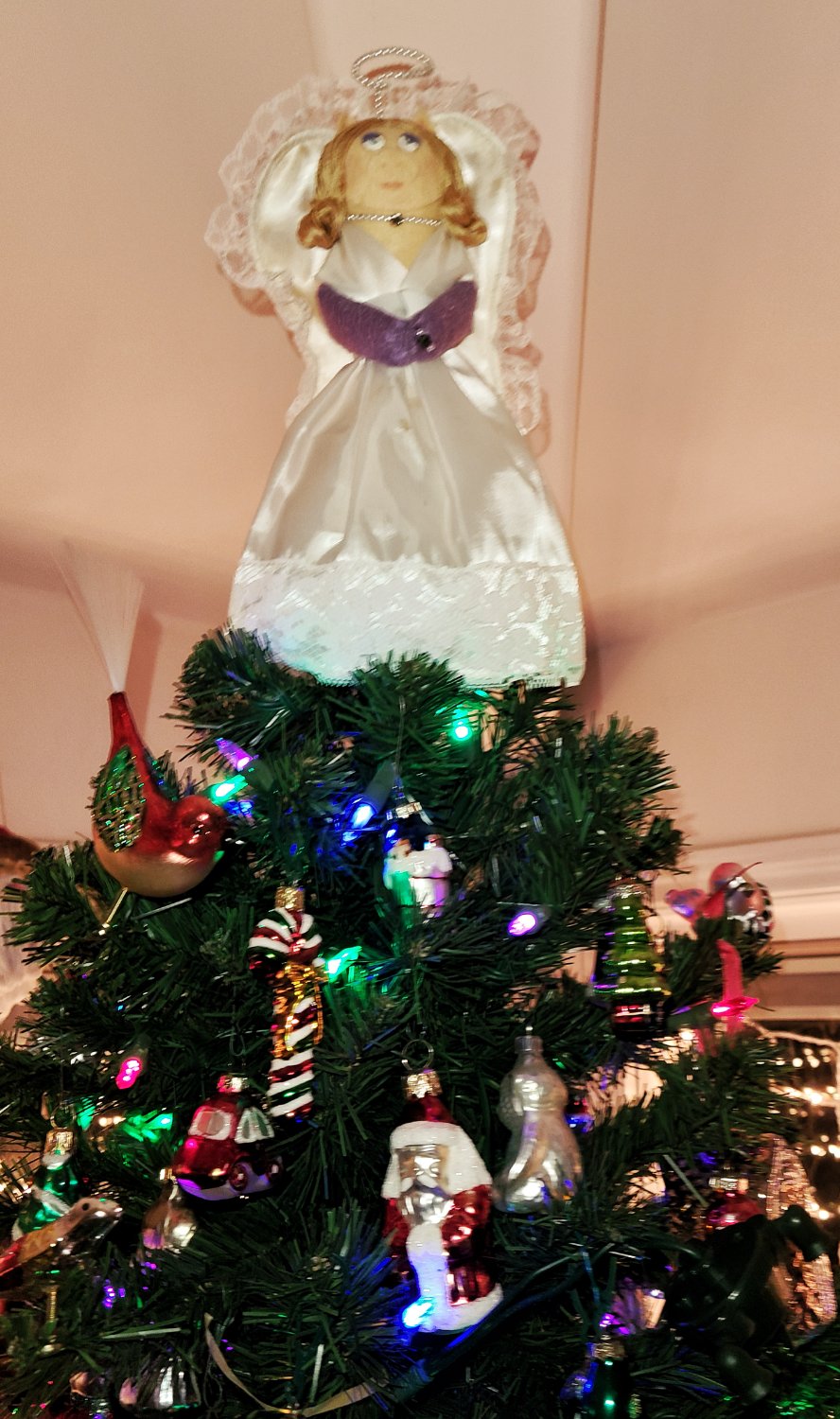 Solve Miss Piggy Tree Topper jigsaw puzzle online with 60 pieces