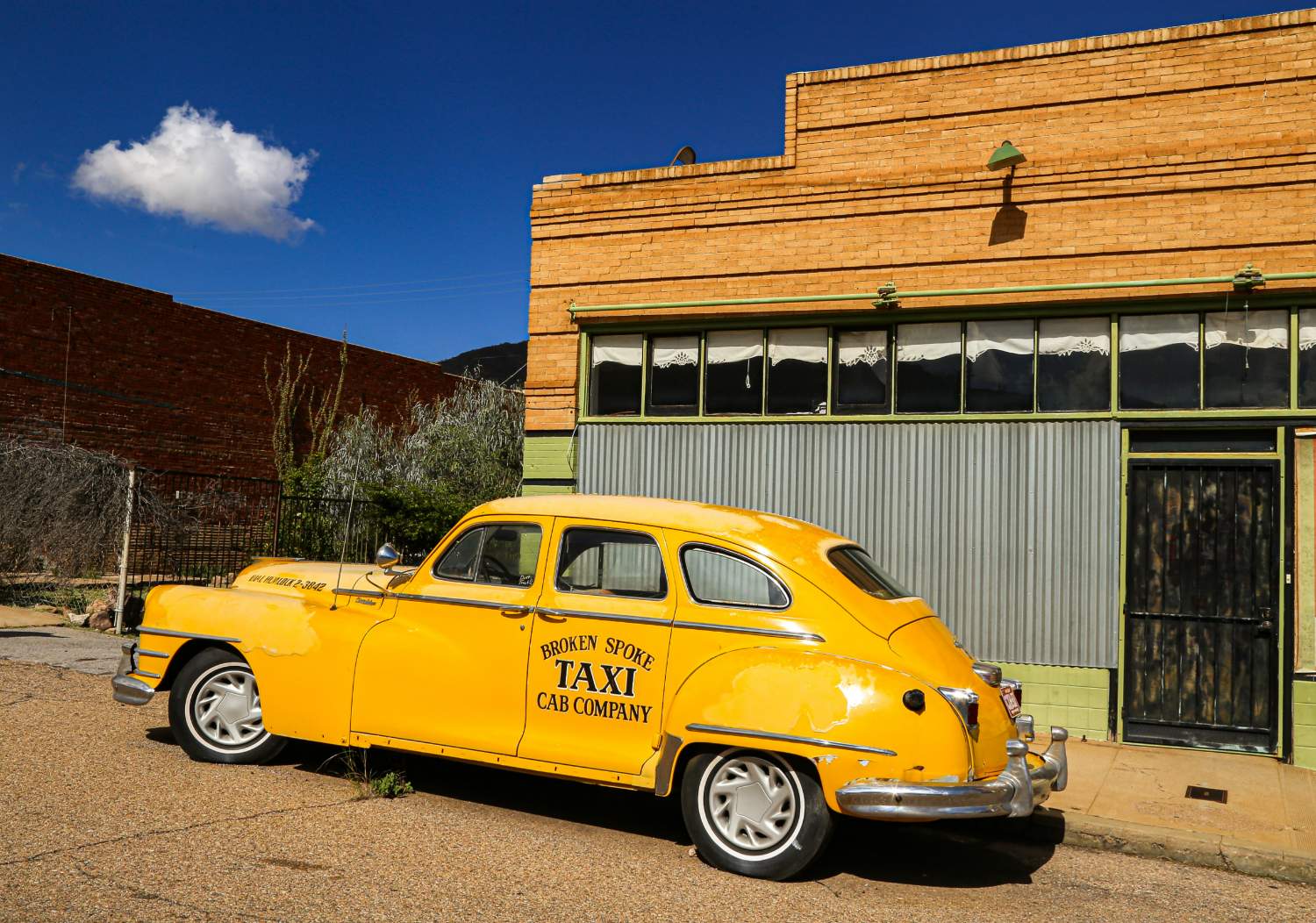 Solve VINTAGE TAXI jigsaw puzzle online with 96 pieces