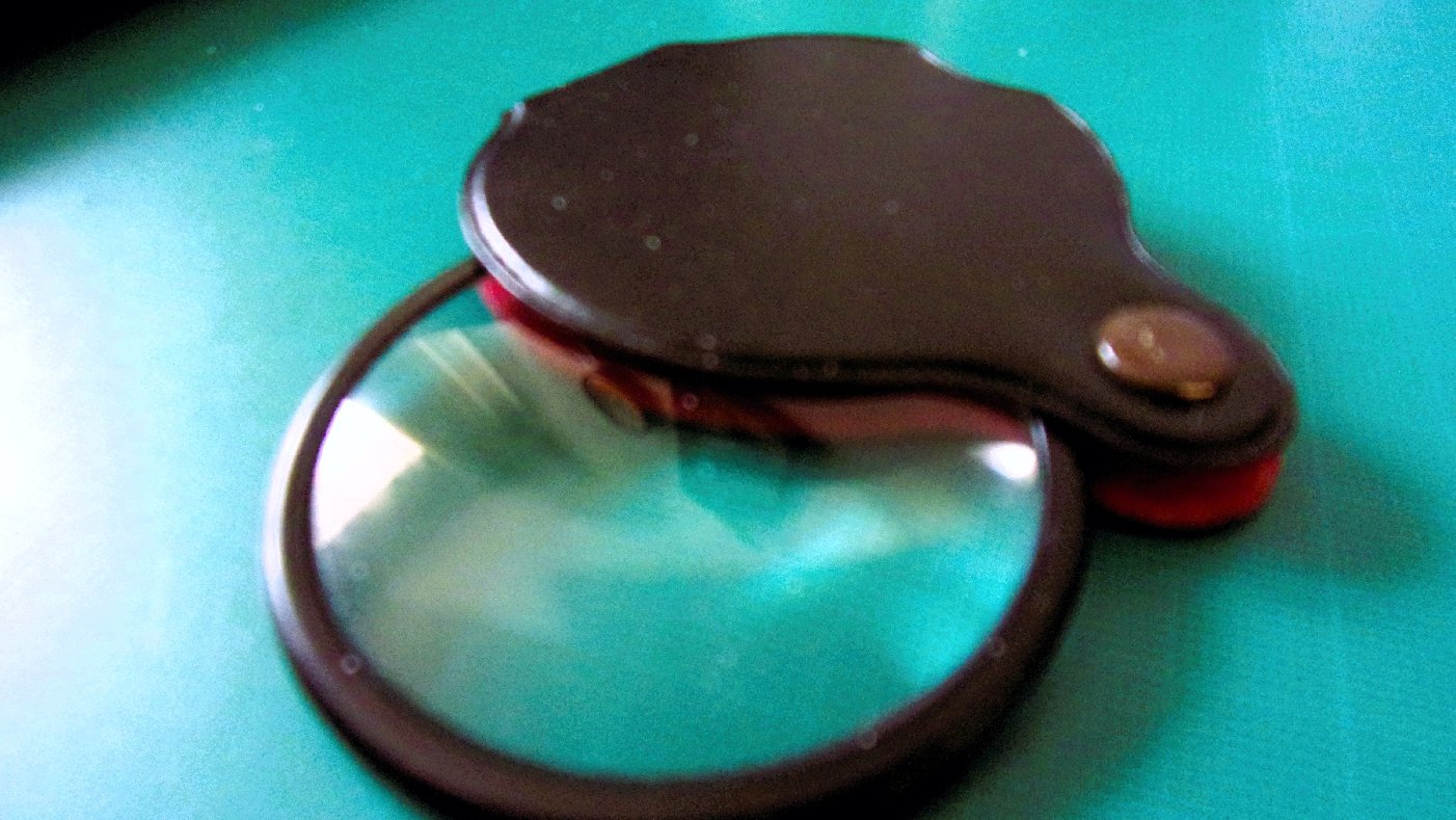 Solve Lupa - Magnifying glass jigsaw puzzle online with 15 pieces