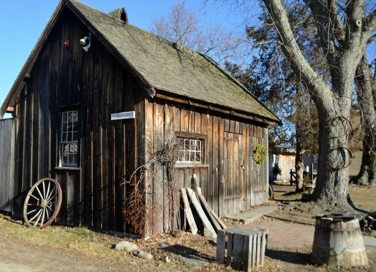 Solve Along Mast Lane jigsaw puzzle online with 88 pieces