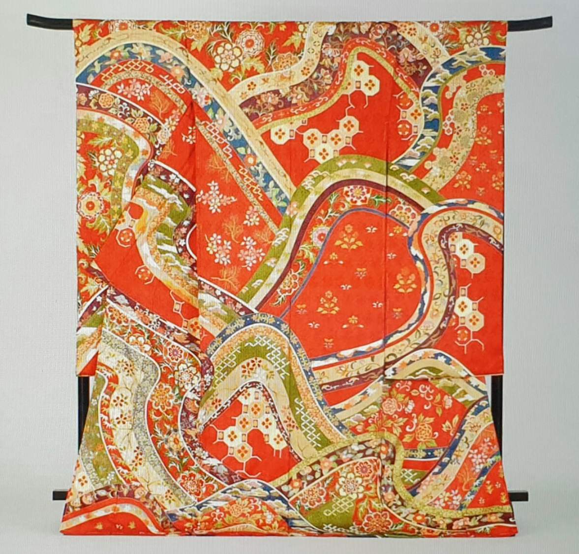 Solve SILK KIMONO jigsaw puzzle online with 36 pieces