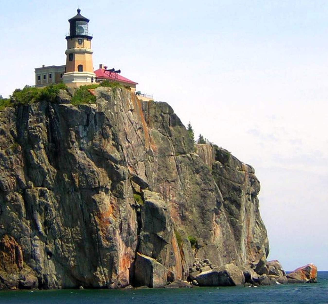 Solve Split Rock Lighthouse jigsaw puzzle online with 100 pieces