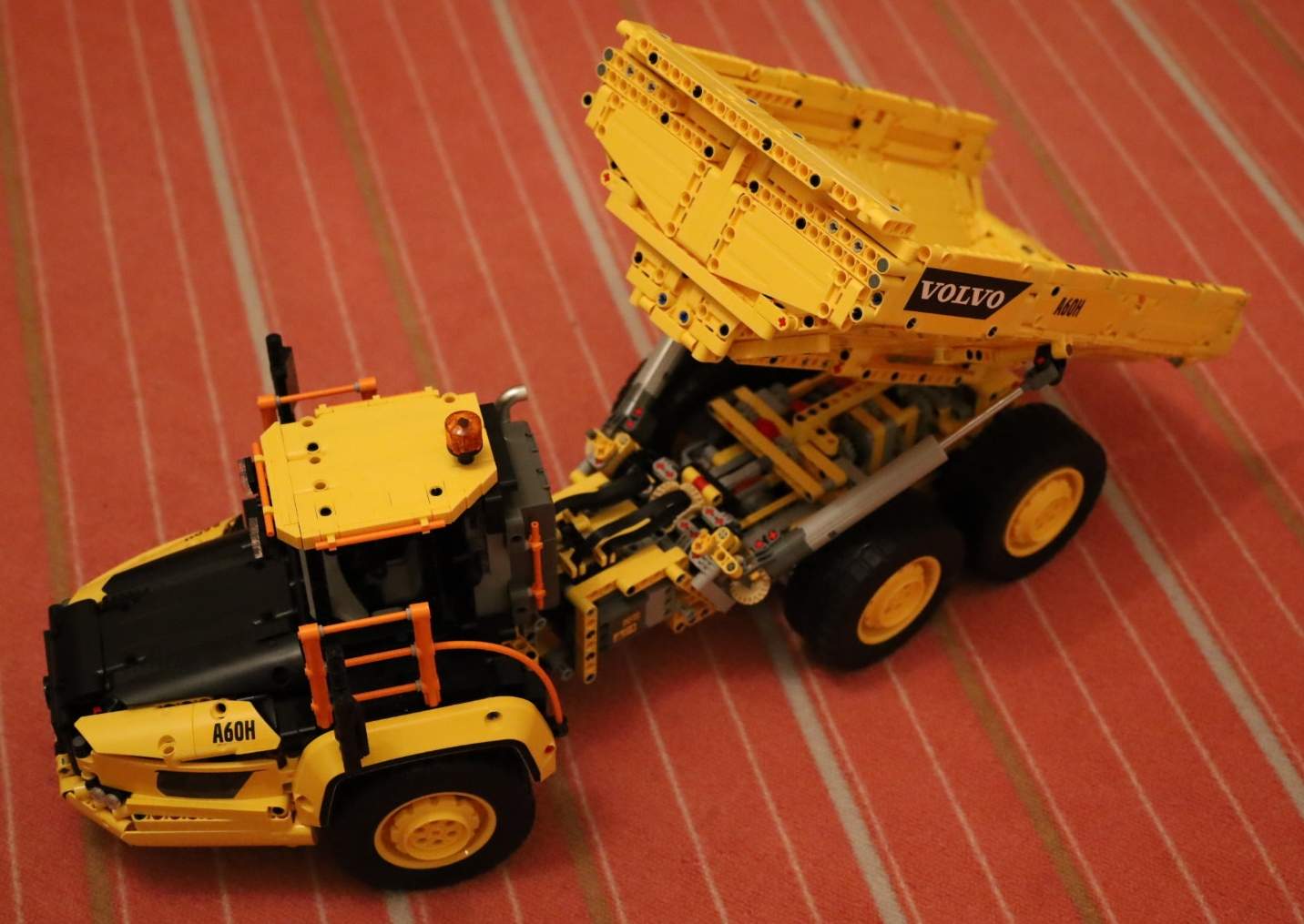 Solve Lego: Volvo A60H (L) jigsaw puzzle online with 108 pieces