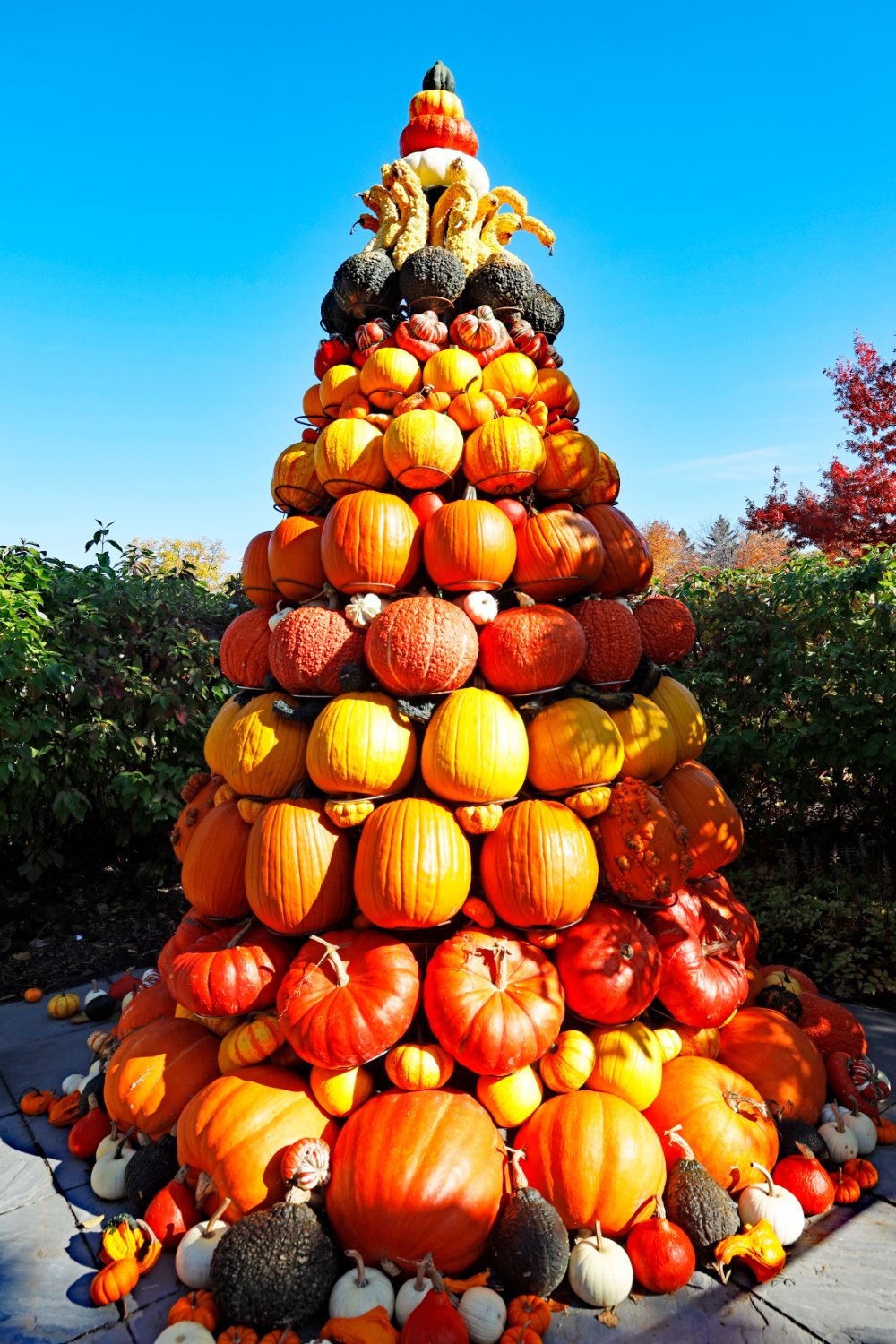 Solve Pumpkin tower jigsaw puzzle online with 70 pieces